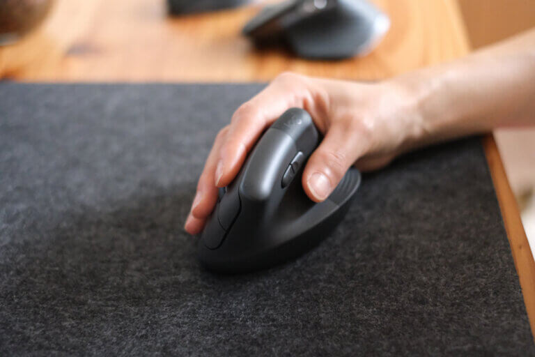 ロジクール LIFT M800GR 2ヶ月使用レビュー！| 静音化されたエルゴノミックマウス | リタログ